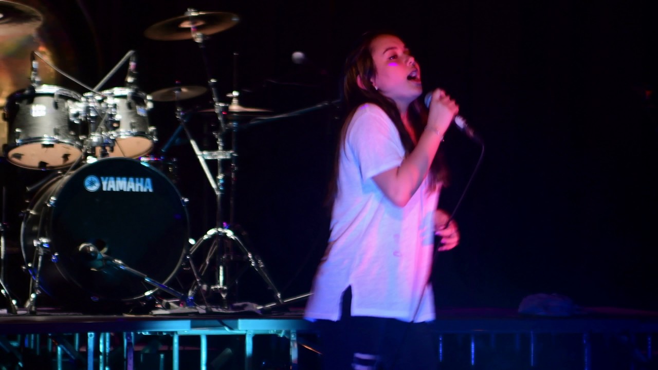 Isabel @ The Rock The Fox concert - YouTube