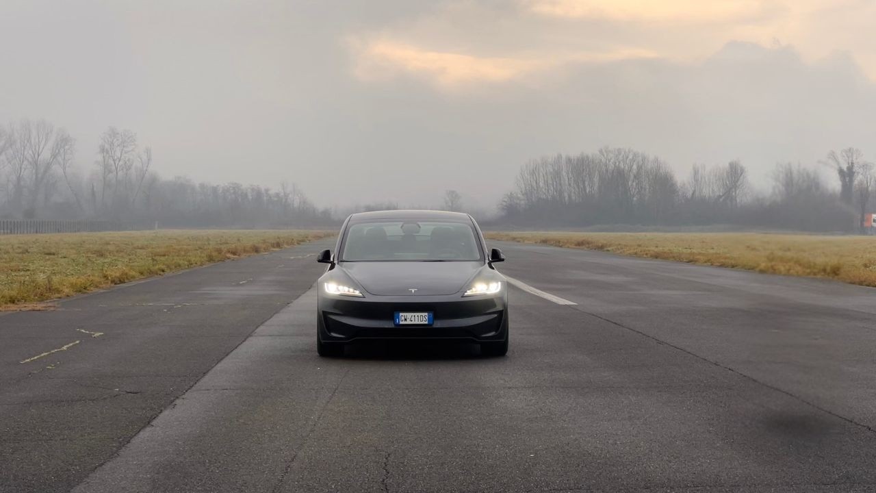 Tesla Model 3 Performance... un missile⚡️Lampi di Tesla - YouTube