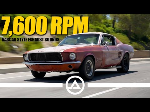 In der Garage gebauter '67er Fastback Mustang mit NASCAR-Auspuff und HOCHTOUREN