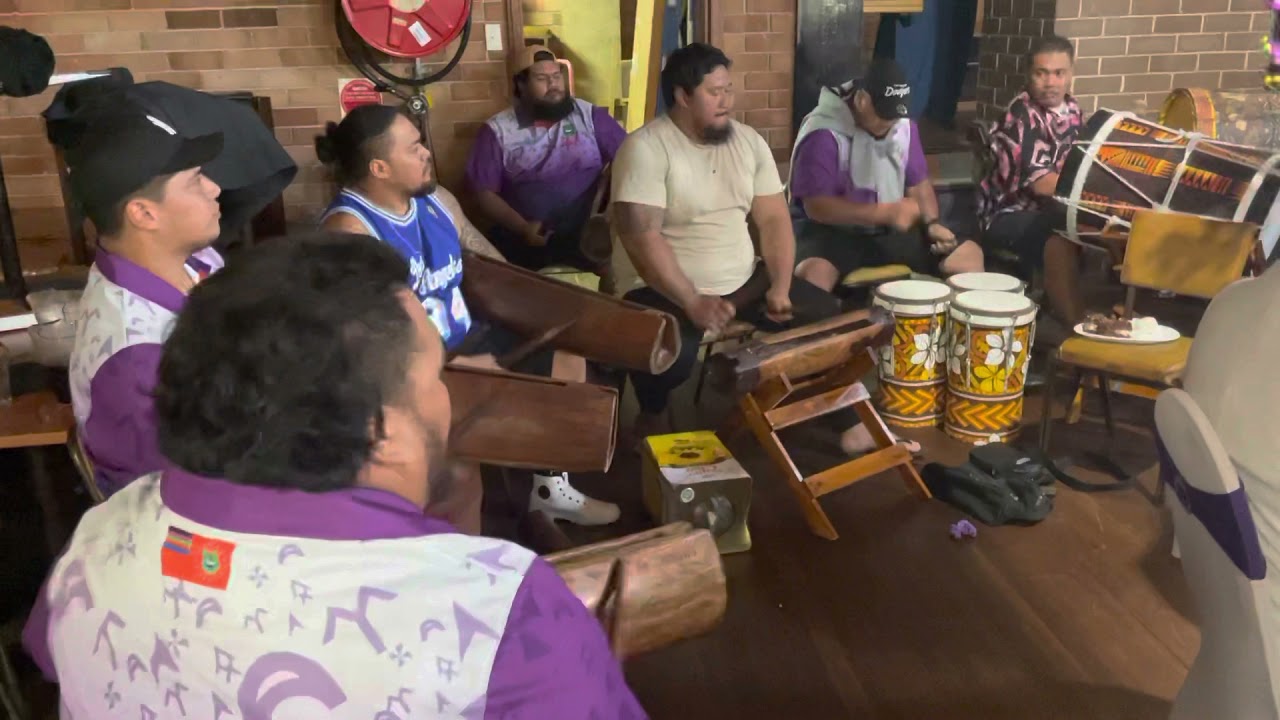 Cook island drumming - YouTube