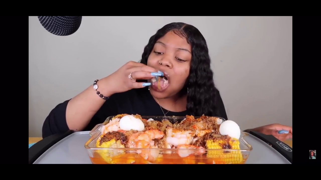 Girl eating disgustingly - YouTube