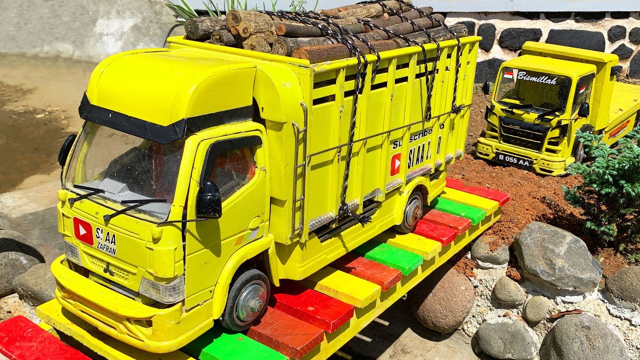 Truk Oleng Bro Kuning Muat Kayu Amblas Dari Jembatan Bikin Ngakak - YouTube
