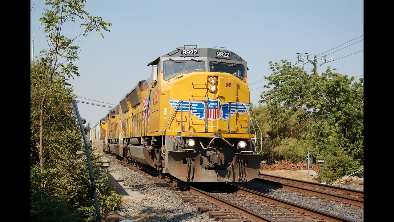 UP #9922 Leads The Stockton Turn Through Sacramento - YouTube