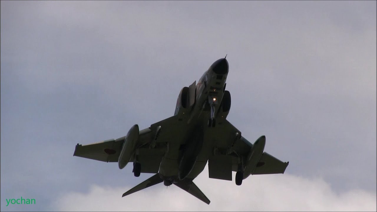 Flying overhead! F-4 Phantom II (RF-4E Reconnaissance aircraft) Landing ...