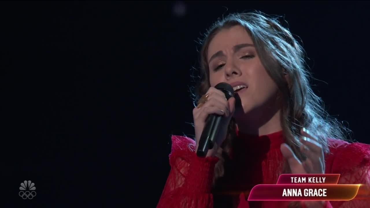Blake Shelton 'steals' Milwaukee's Anna Grace during The Voice - YouTube