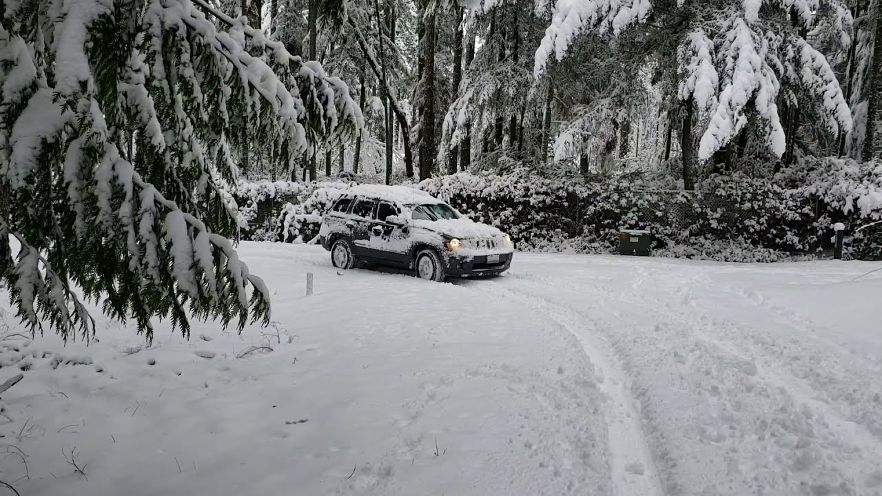 Jeep Grand Cherokee winter ride on a snowy day - YouTube