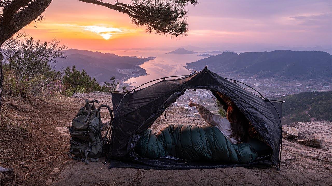 [4K] Camping on rocky cliff at the top of the mountain!, cozy stone bed ...
