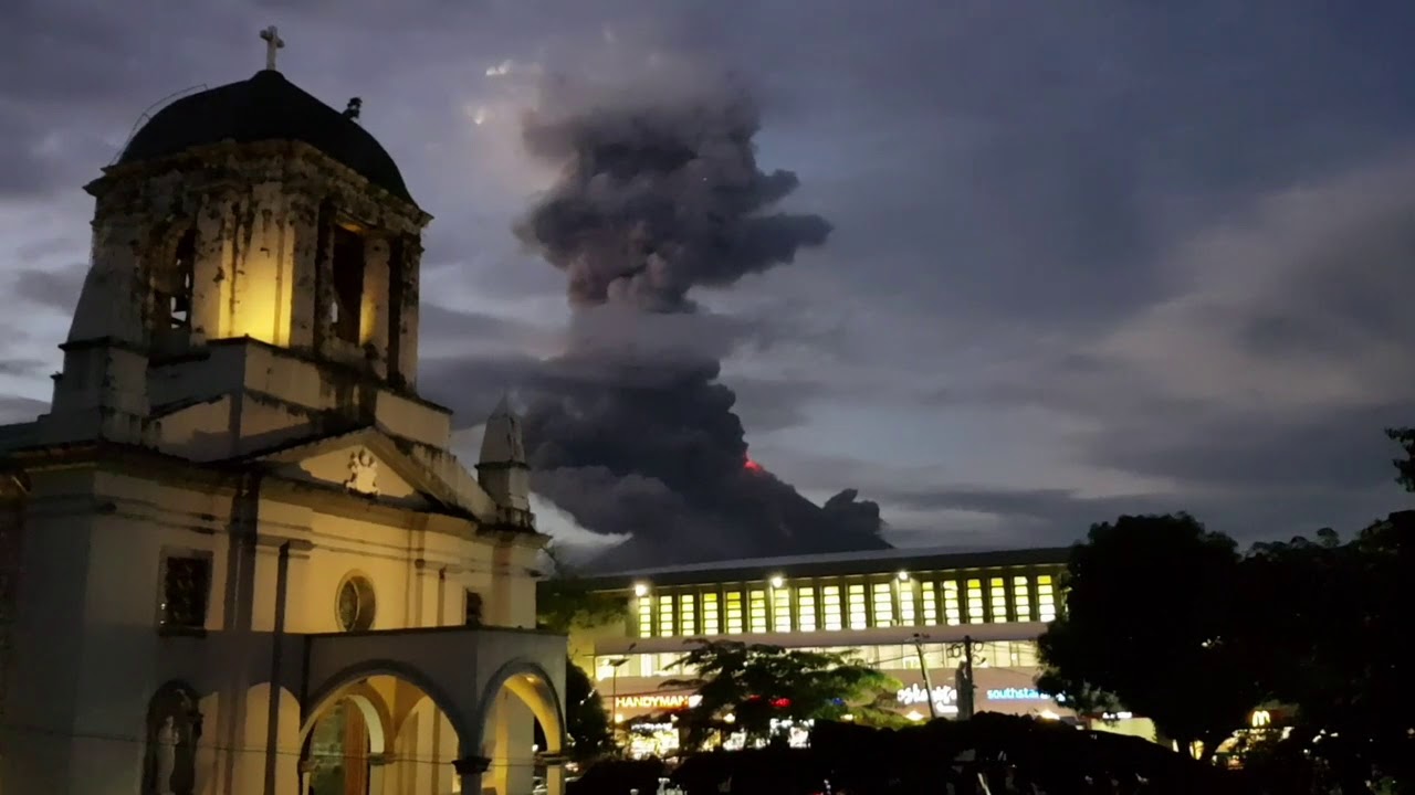 Mayon at night Update January 23, 2018 5:45pm - eruption with flowing ...