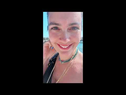 Bergüzar Korel And Halit Ergenc Compartió la foto de sus vacaciones.