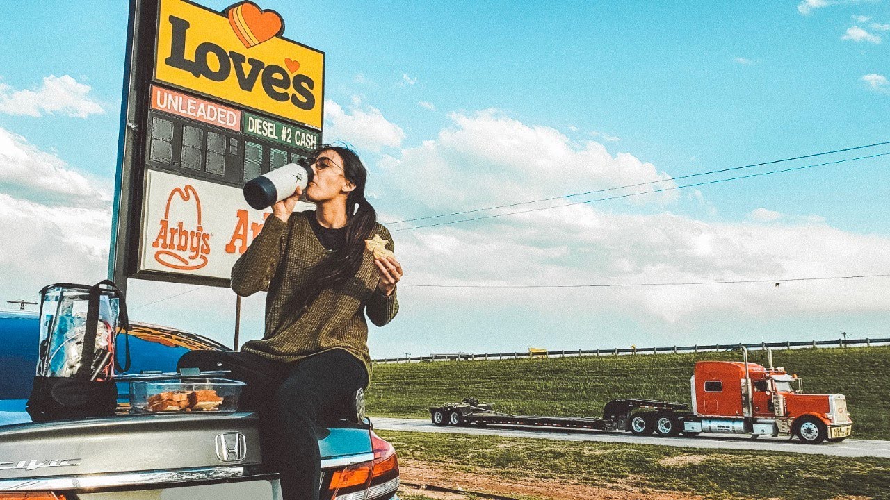 10 things i always bring with me on a road trip 😎 - YouTube