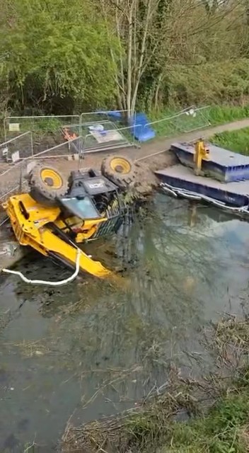 JCB Digger Crash #fail - YouTube
