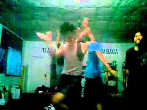 video anak SMA di perpustakaan