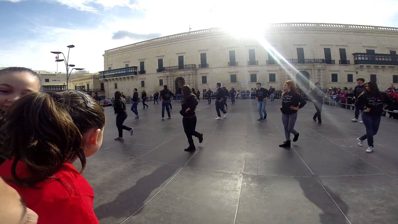 Carnival 2015 ma Shake dancers - YouTube