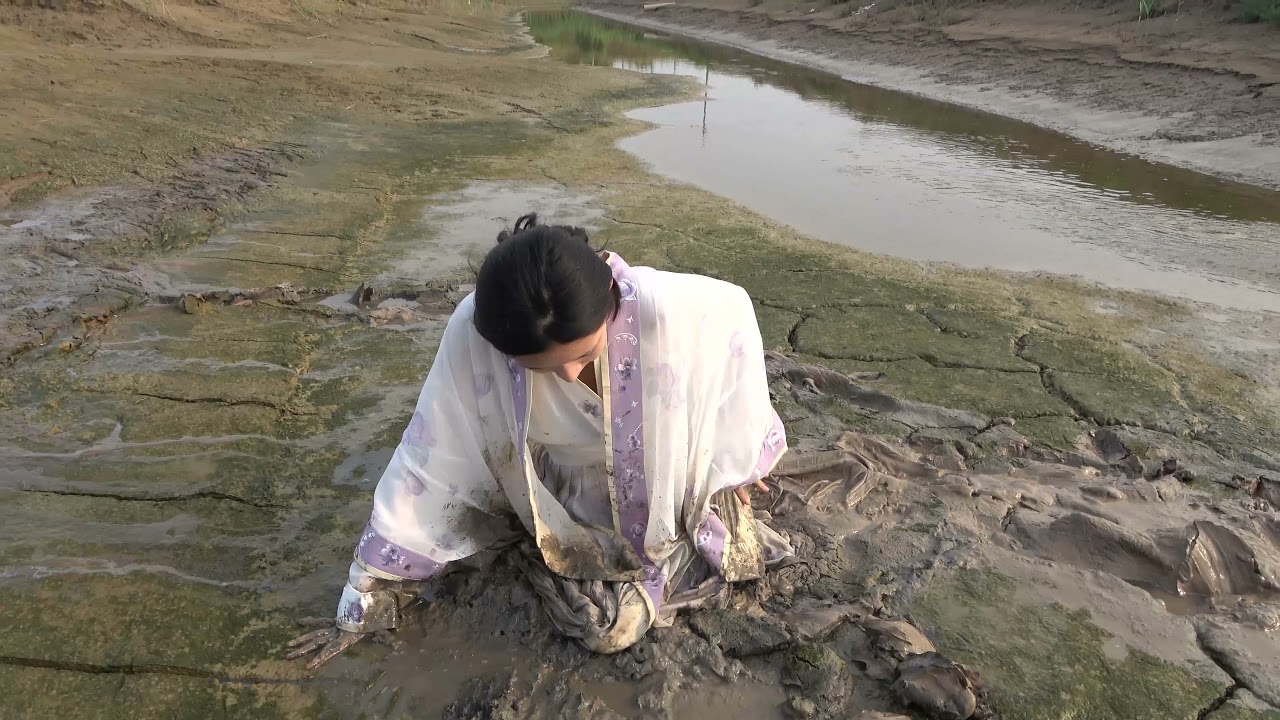 Chinese ancient clothes, step on the mud, sink in the mud, play in the ...