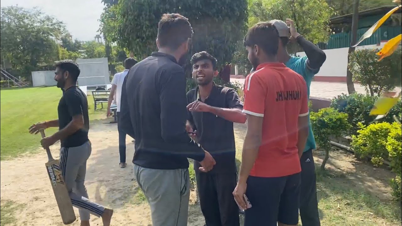 Cricket Match k bich mein behss Ho gyi 😤😤 - YouTube