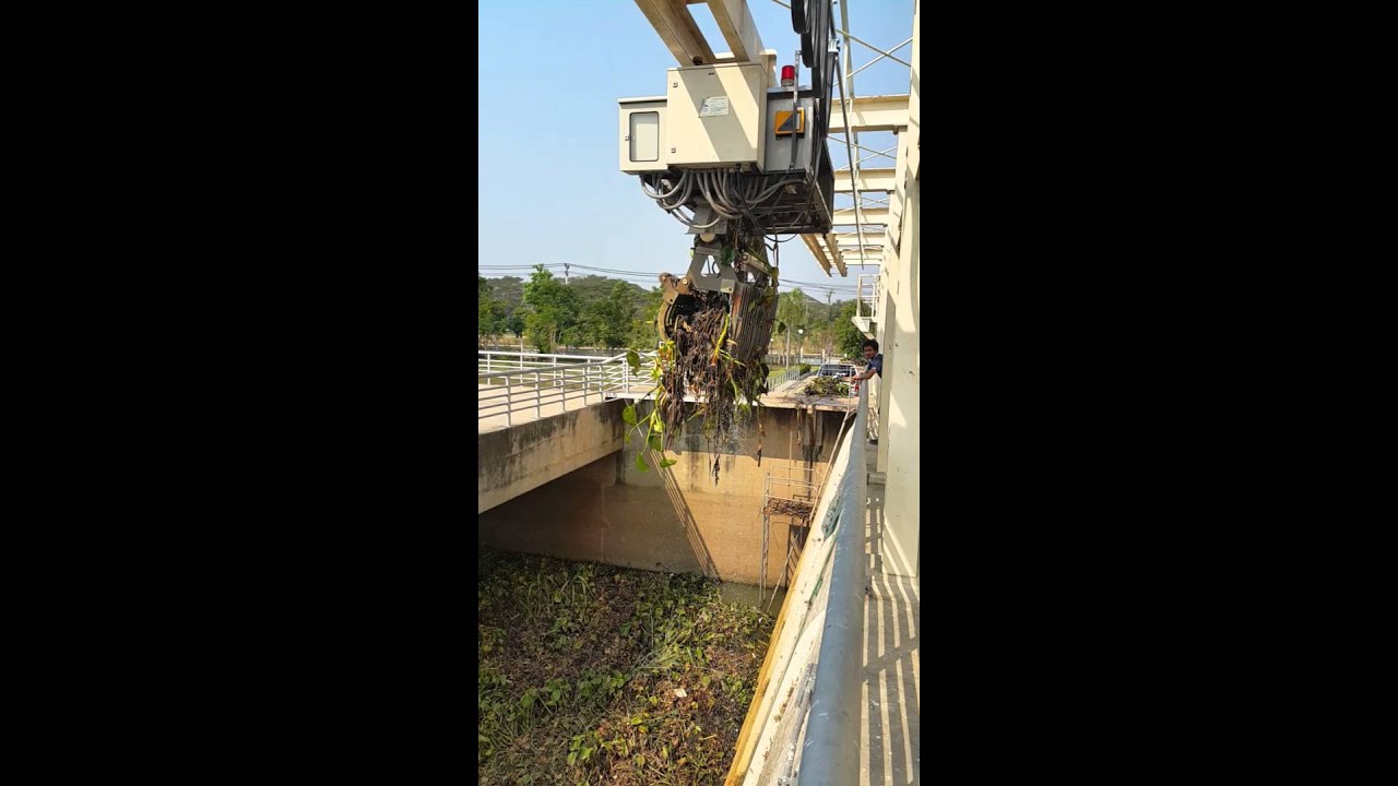 เครื่องตักขยะอัตโนมัติ แบบ Automatic Trash Rake Cleaner (Crab) 2 - YouTube