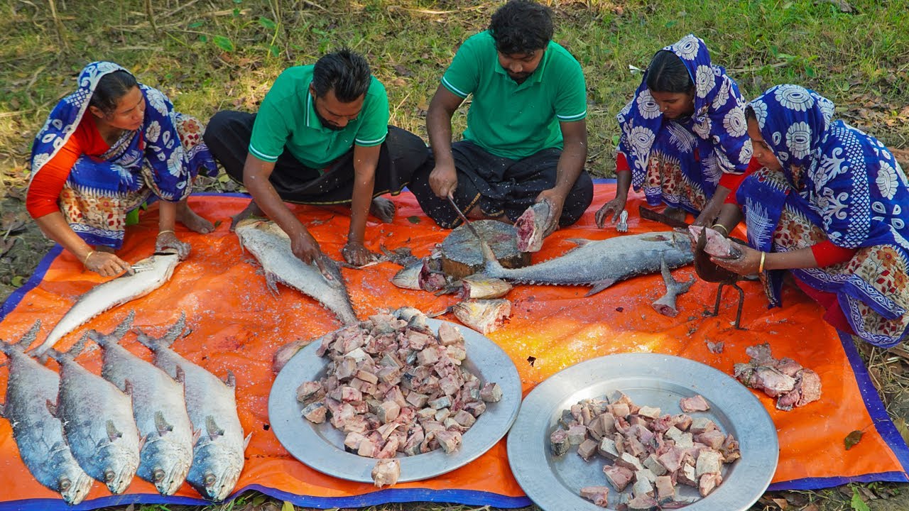 Queen Fish Curry Recipe - Big Fish Cutting & Cooking for Villagers ...
