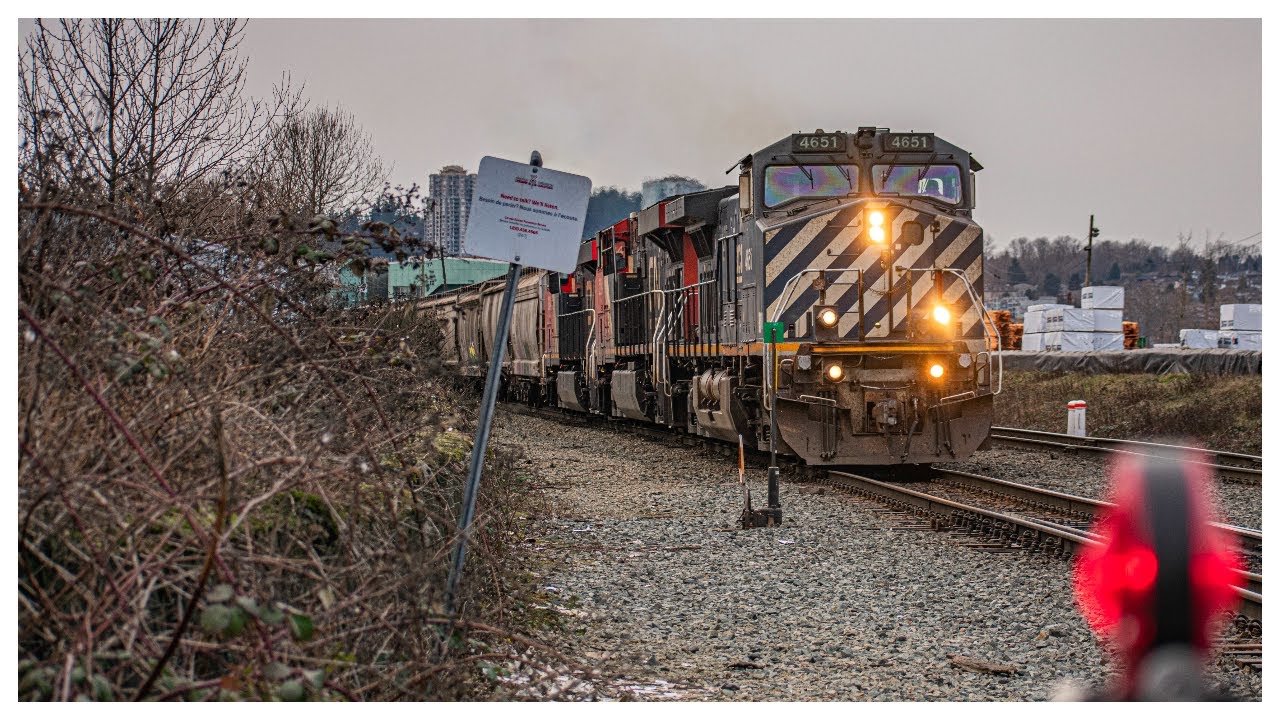 BCOL 4651 leads CN G834 Through Flannigans BC - YouTube