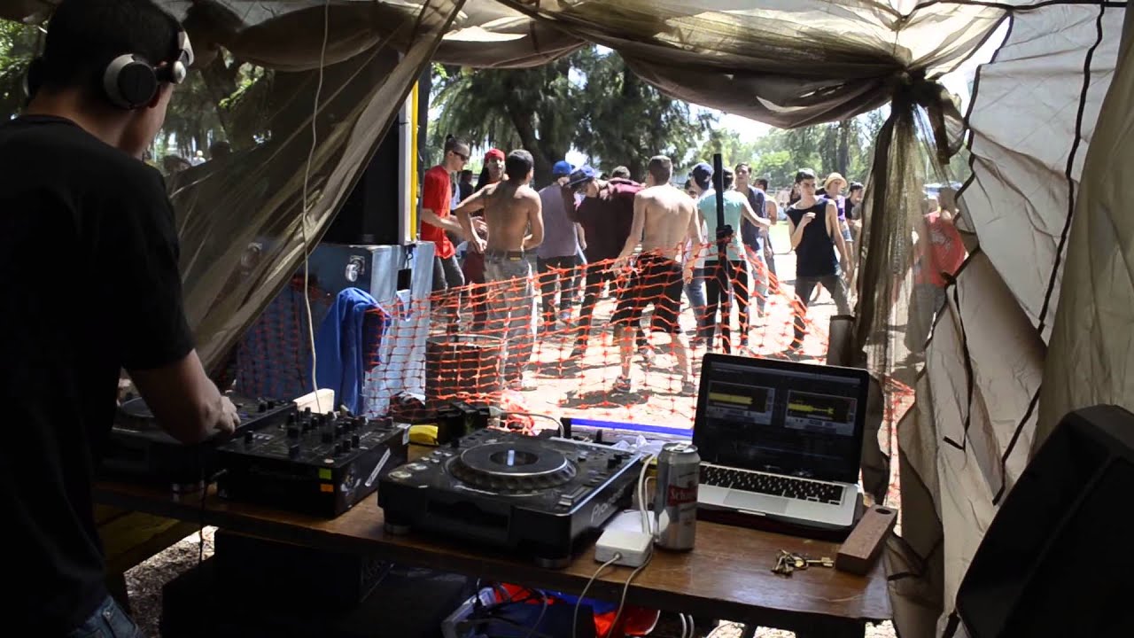 Dr Deneb @ ALIEN RAVE - Invasion Techno Tercer Round Part I - YouTube