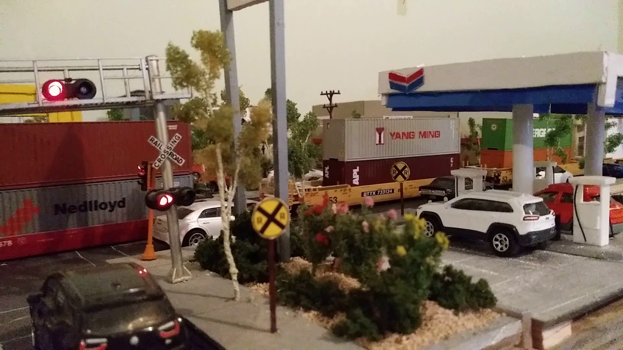 Ho scale freigt train street running(2) - YouTube