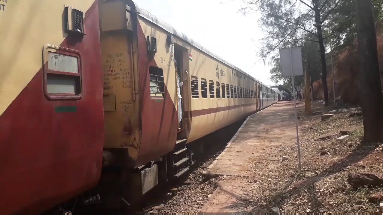 12977 Ernakulam-Ajmer Marusagar Express Departing From Thivim Railway ...