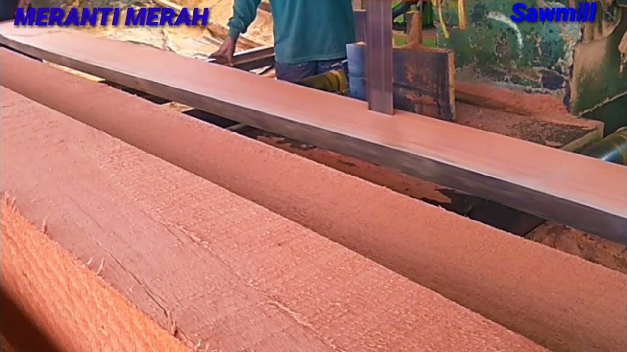 wujud cantik kayu meranti merah di gergaji di sawmill kayu - YouTube