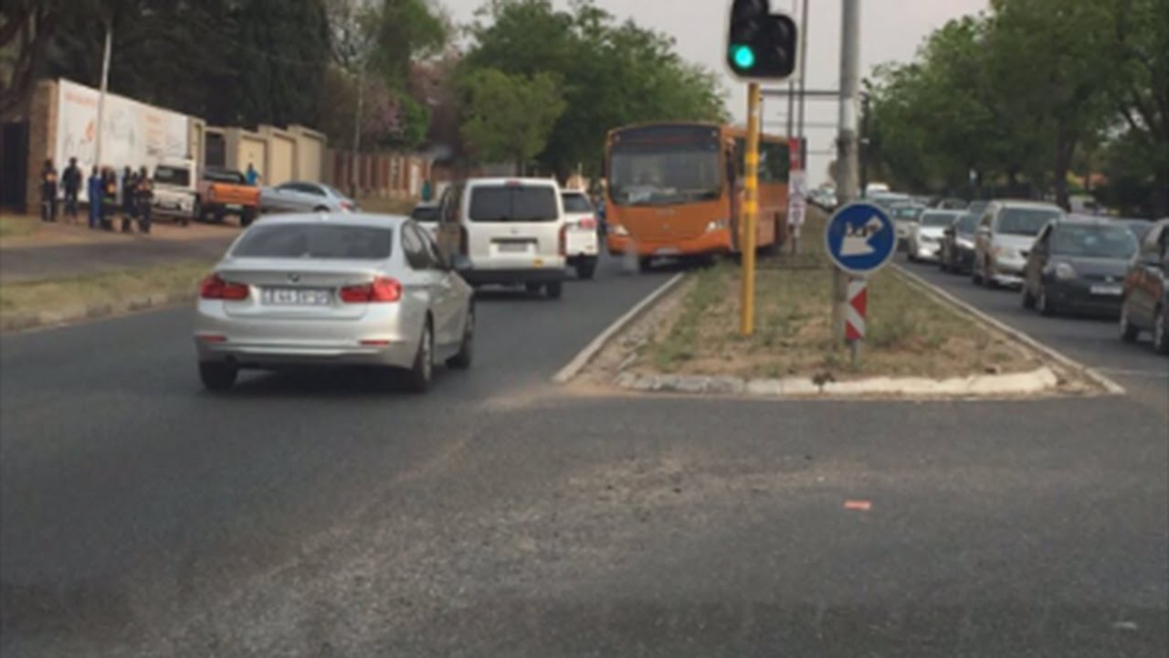 Putco bus drives into oncoming Joburg traffic - YouTube