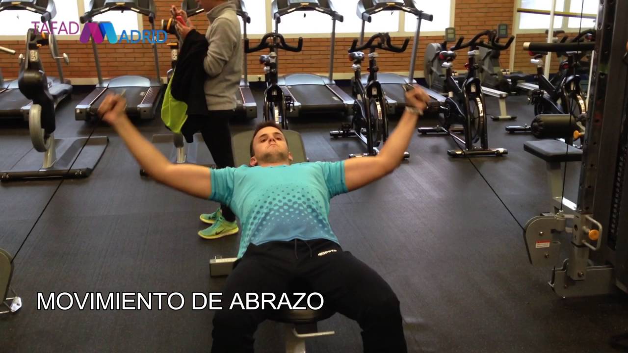 P161 Aperturas con polea baja en banco inclinado 30º agarre prono ...