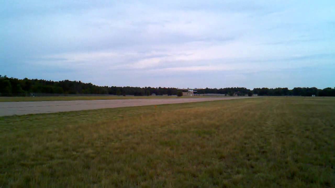 Cessna 162 Skycatcher, first solo landing - YouTube