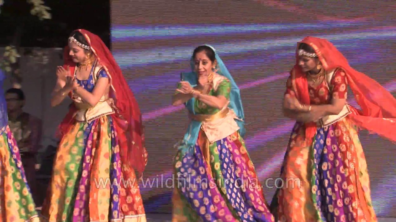 Ghoomer dance by Rajasthani women - YouTube