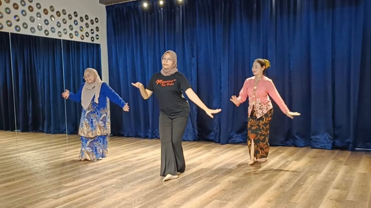 Inang Traditional Malay Dance (Nazam Lebaran) - YouTube