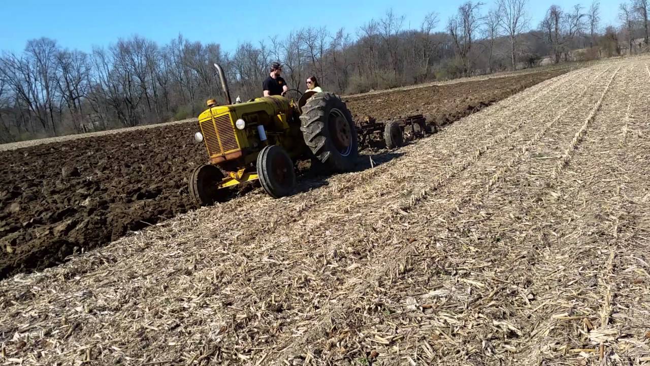 Minneapolis Moline plowing. Buchanan plow days 2016 - YouTube