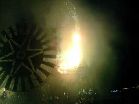 castillo de cuetes se cae en la feria - YouTube