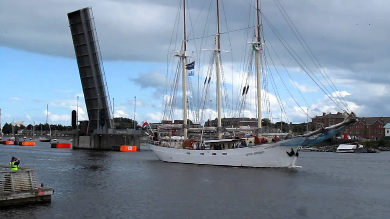 Tall Ship passing drawbridge in Dublin - YouTube