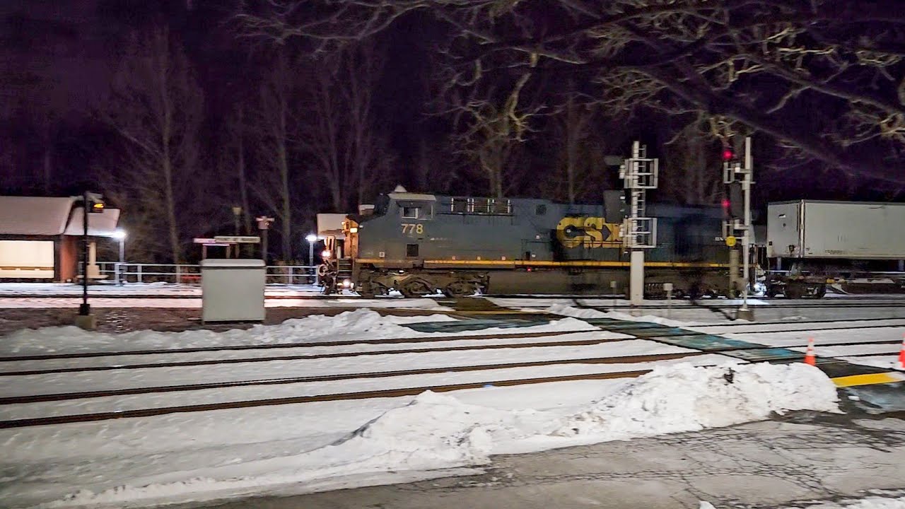 One unit wonder leads short CSX intermodal train - YouTube