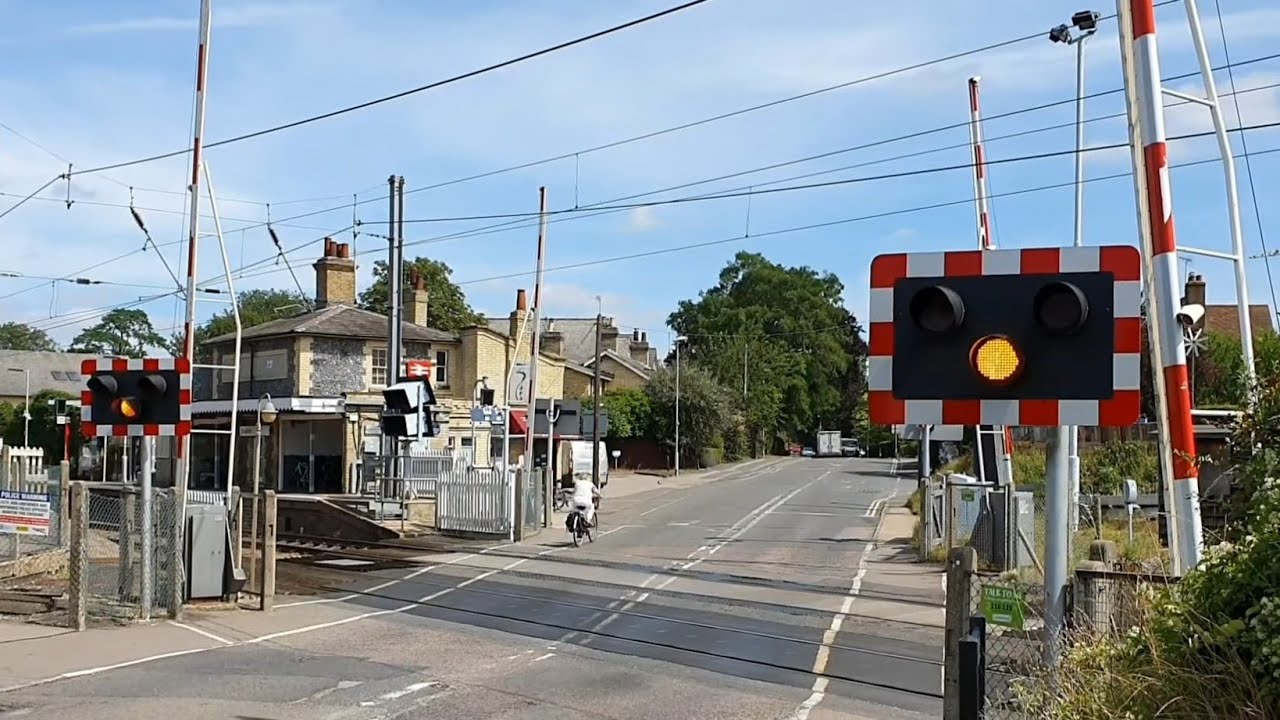 Great Shelford Level Crossing, Cambridgeshire - YouTube