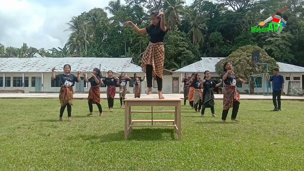 WOW!!!!! KREASI TARI MOYO+TARI TUWU SISWI SMA NEGERI 2 GUNUNGSITOLI ...