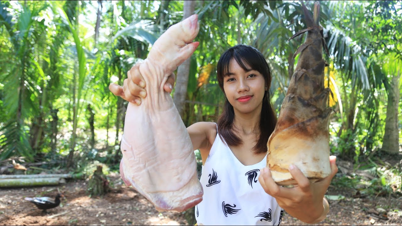 Primitive Technology: Survival skill cooking pig's leg for food ...