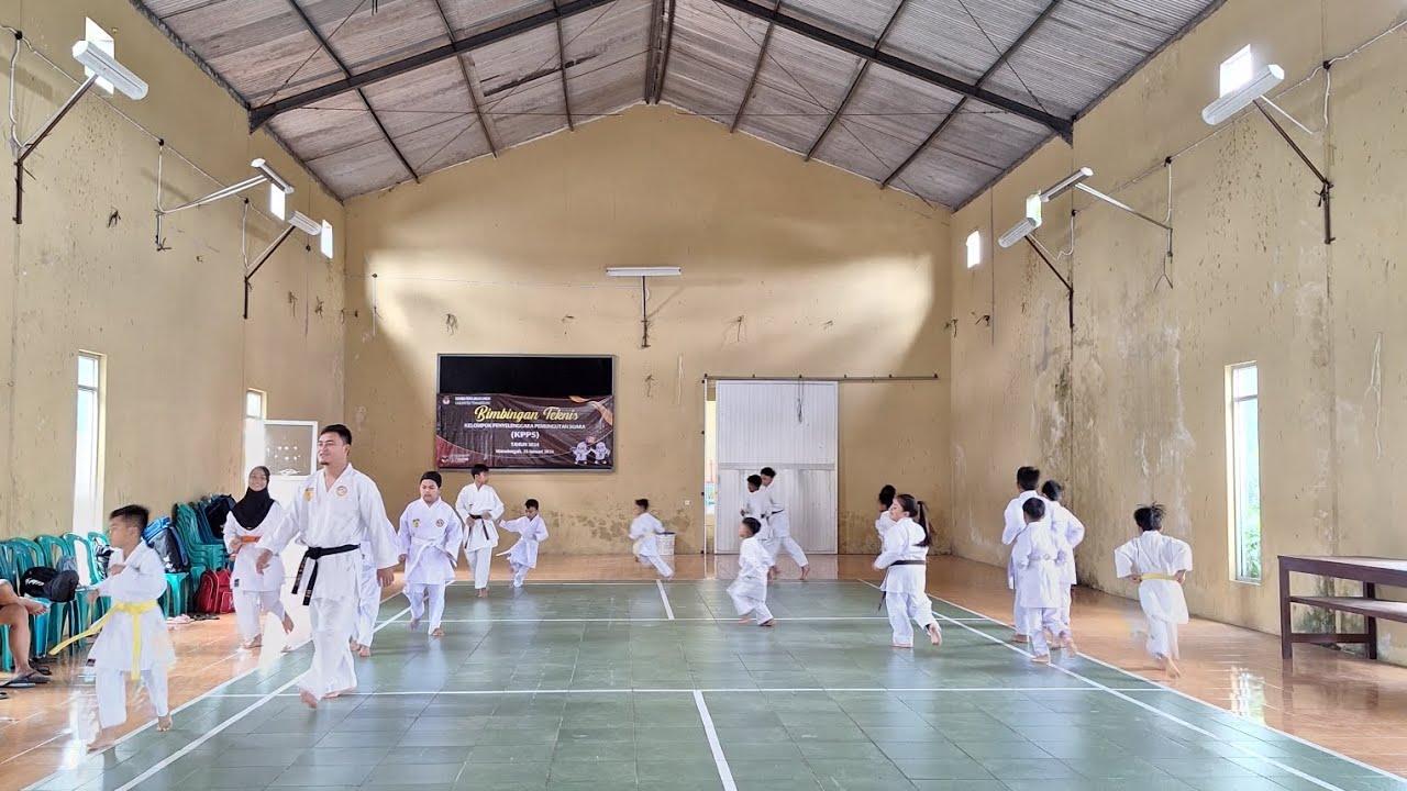 Latihan Rutin Karate Aim - YouTube