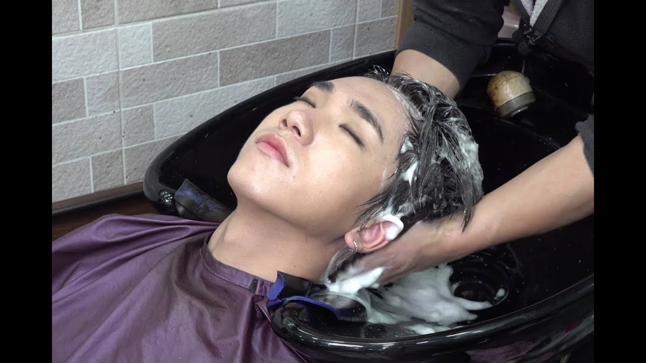 SWITCHSCISSORS' shampooing the guy after the haircut - YouTube