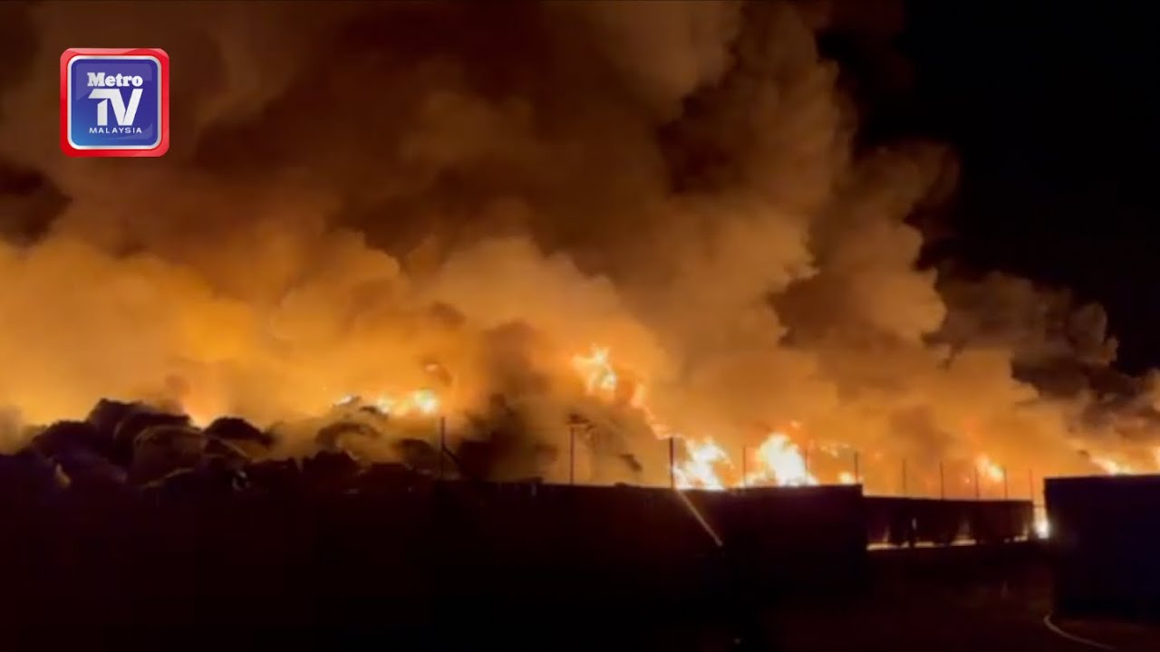 Api marak kilang kitar semula terbakar di Padang Tembak - YouTube