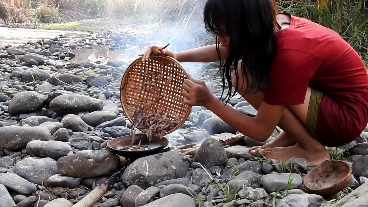The boy grabs the girl's food-How to cook food like the past of ...