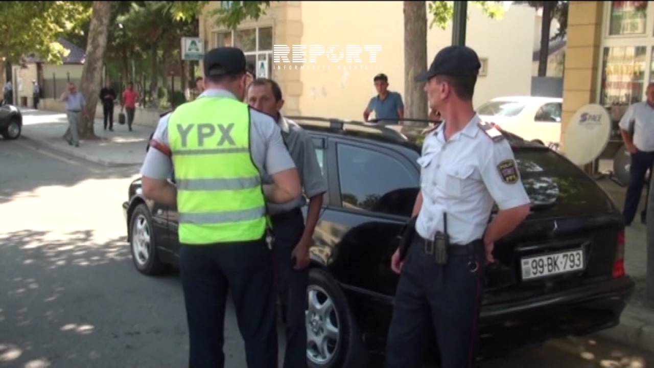 Yol polisi sürücü ilə əlbəyaxa oldu - YouTube