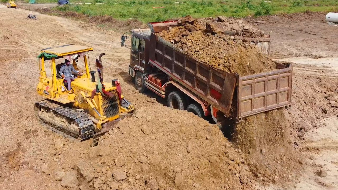 Great machine in Action -DumpTruck Unloading Dirt And Bulldozer Pushing ...