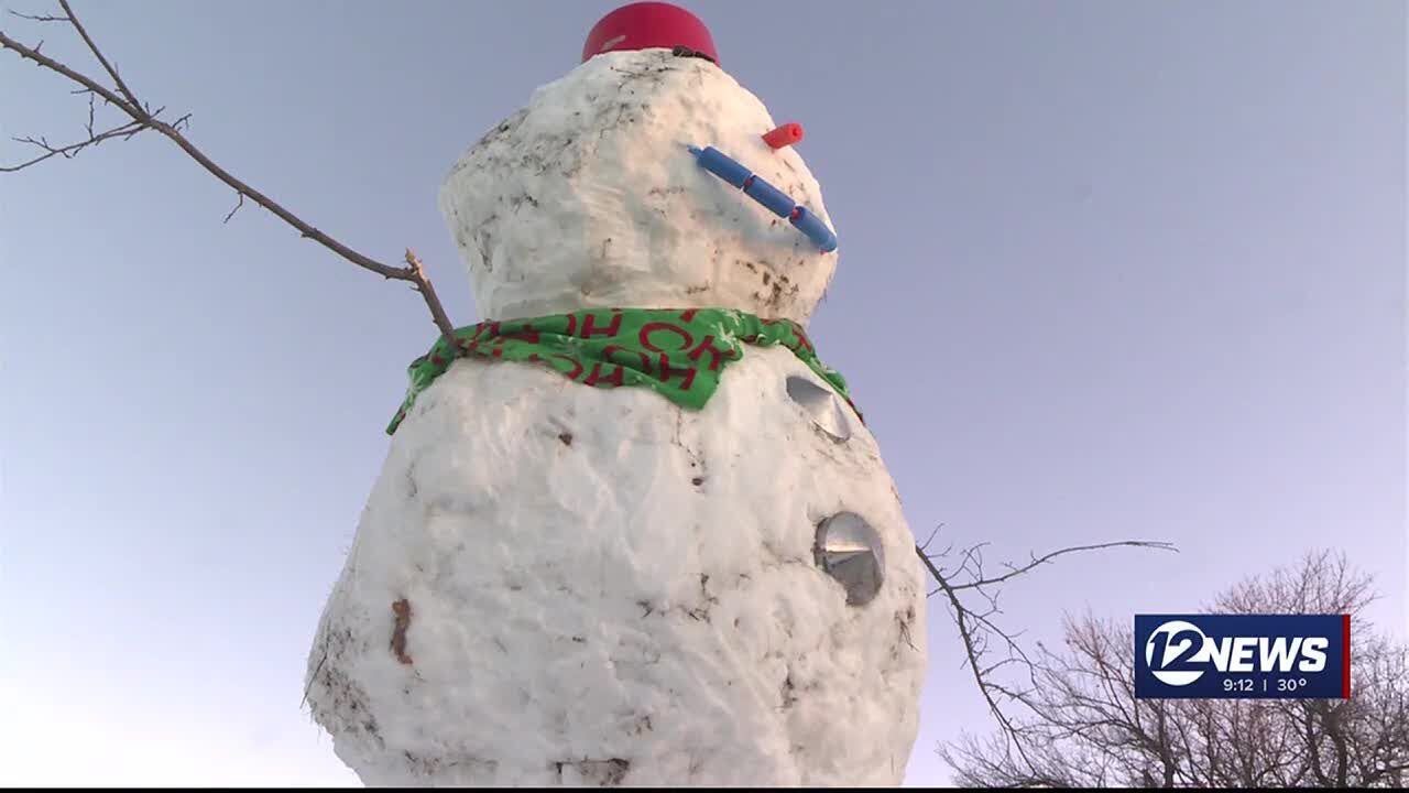 Kansas family reaches new heights with giant snowman - YouTube