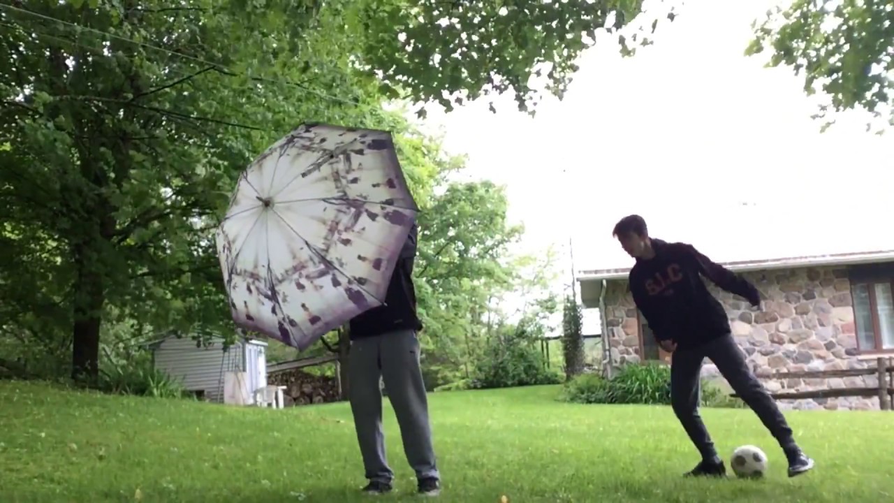 L'invention du soccer - YouTube