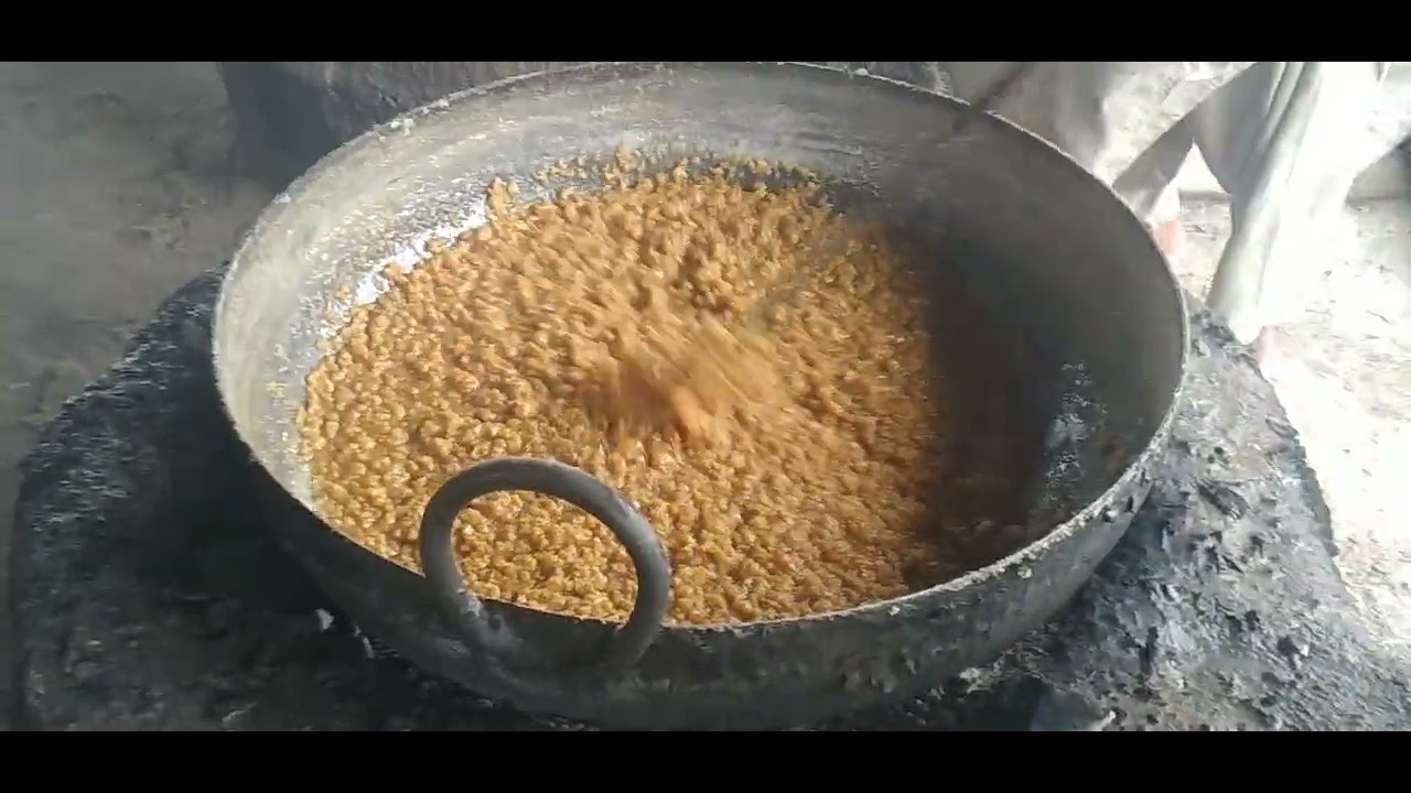 Halwa making process halwa k shoqeen deostoon keliye - YouTube
