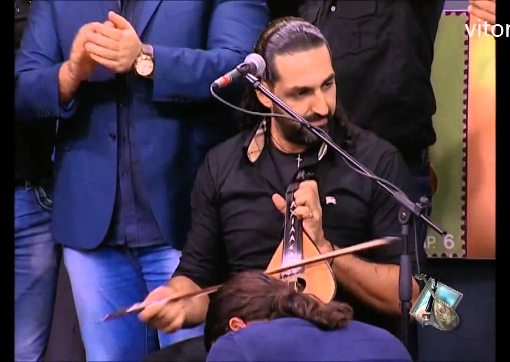 Ο ΑΧΙΛΛΕΑΣ ΔΡΑΜΟΥΝΤΑΝΗΣ ΜΕ ΤΗ ΠΑΡΕΑ ΤΟΥ ΣΤΟΥ ΒΙΤΩΡΟΥ 18-12-2014 - YouTube