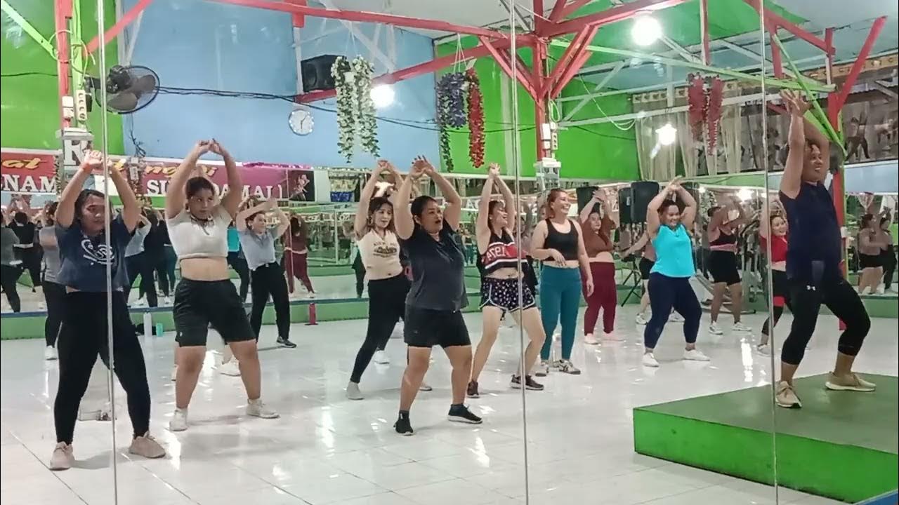 VIRAL TIKTOK ZUMBA SANGGAR SUKADAMAI - YouTube