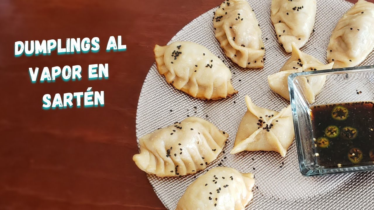 Dumplings rellenos de carne de cerdo, cocinados al vapor en sartén. # ...